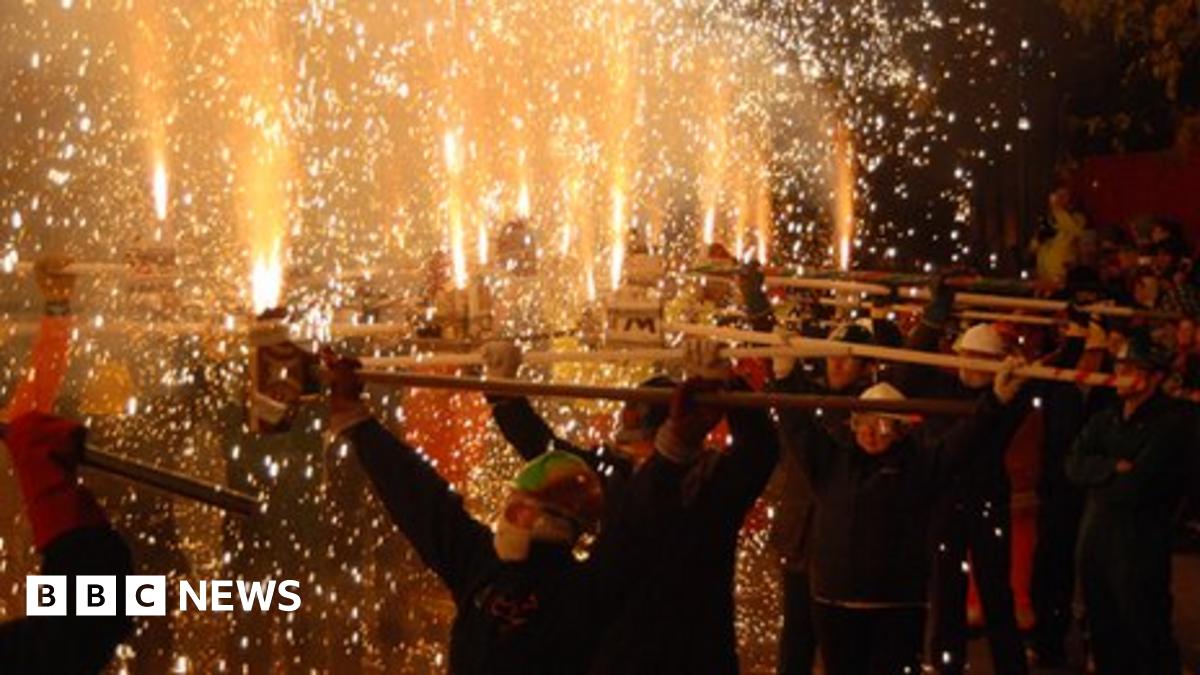 Bridgwater Carnival squibbing joins Weymouth Olympics event - BBC News