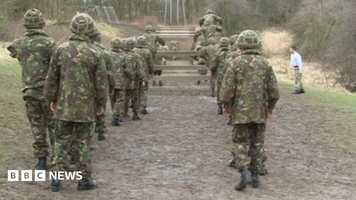 Yorkshire army recruits prepare for combat - BBC News