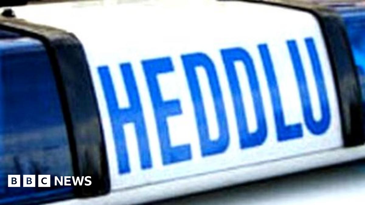 A499 at Pwllheli closed after crash involving cars and tractor - BBC News