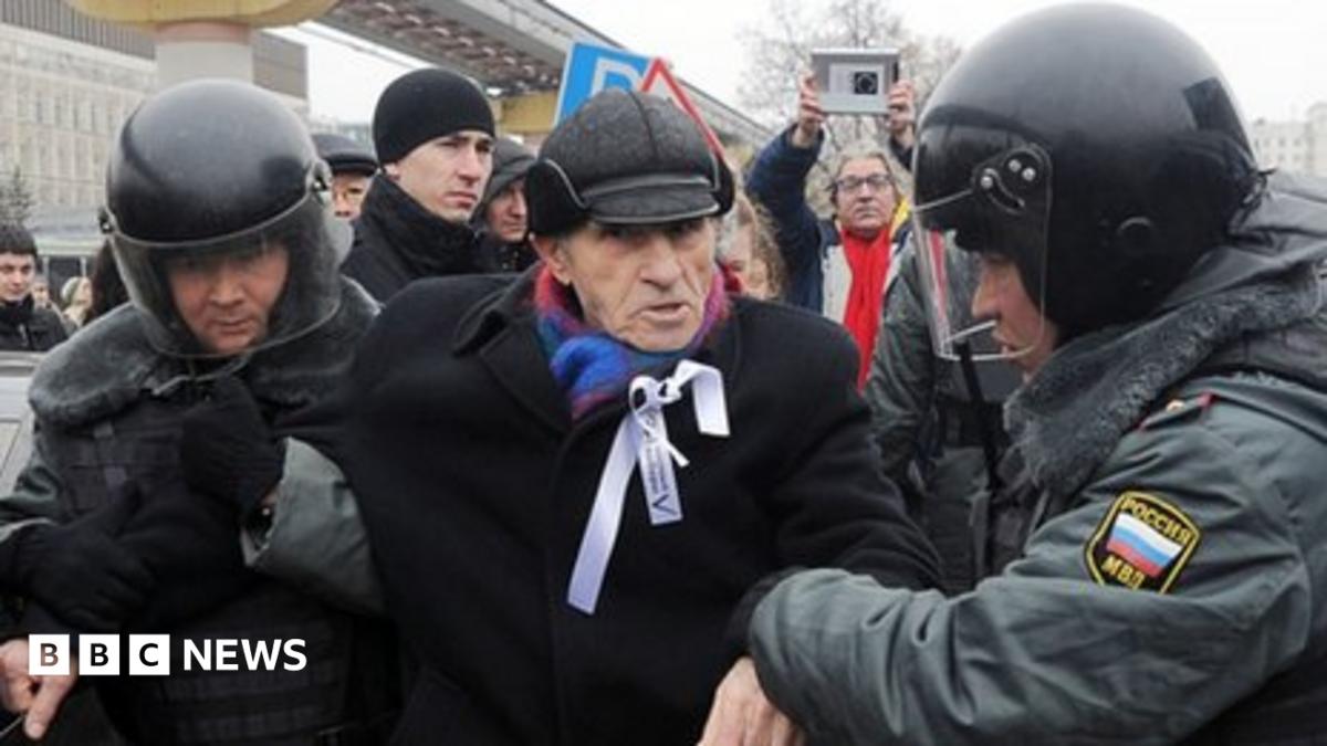 Dozens held at Moscow protest over 'pro-Putin' TV film - BBC News