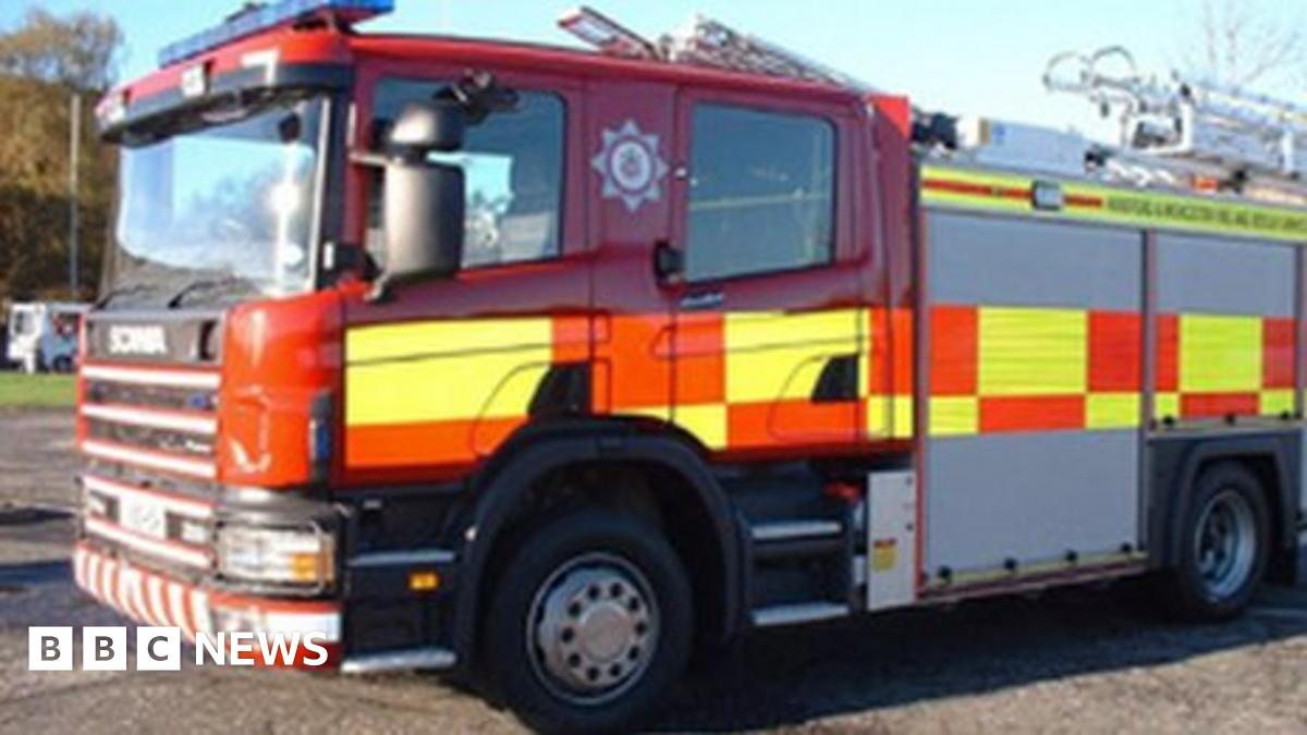 Help needed to tackle Ferndown heath fire - BBC News