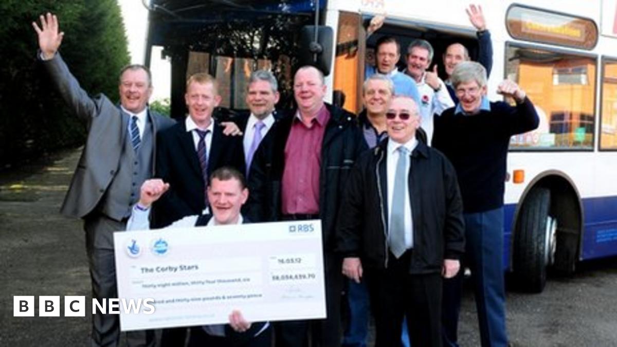 Corby bus drivers get £38m Euromillions jackpot cheque - BBC News