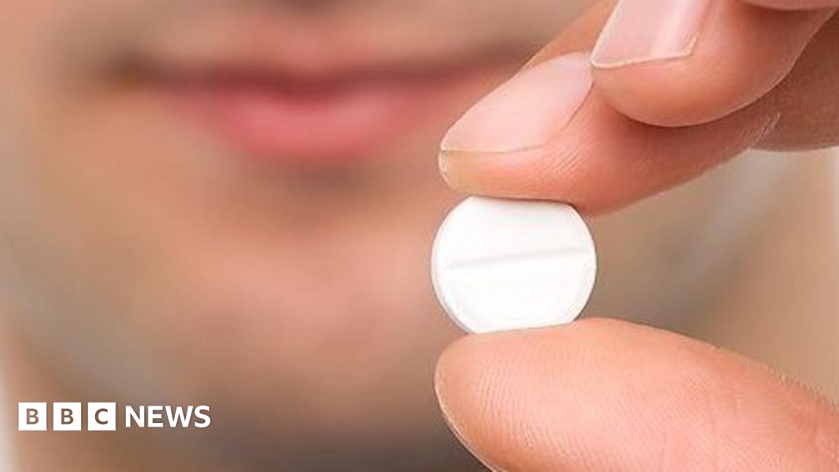 Daily aspirin 'prevents and possibly treats cancer' - BBC News