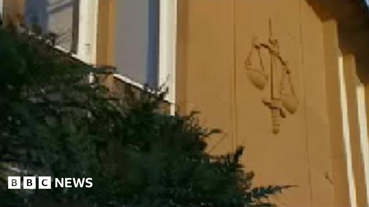 Exeter accident bus driver 'blame victim' - BBC News