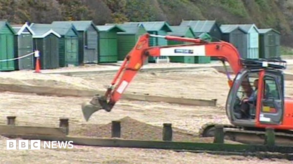 Hill Head beach, Fareham, cleaned up after gravel dump - BBC News