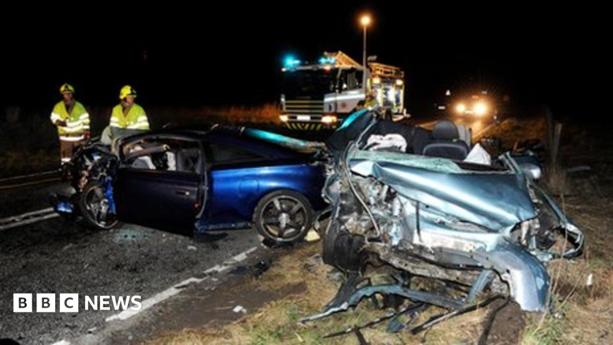 Two men 'critical' after road crash on B9170 in Aberdeenshire - BBC News