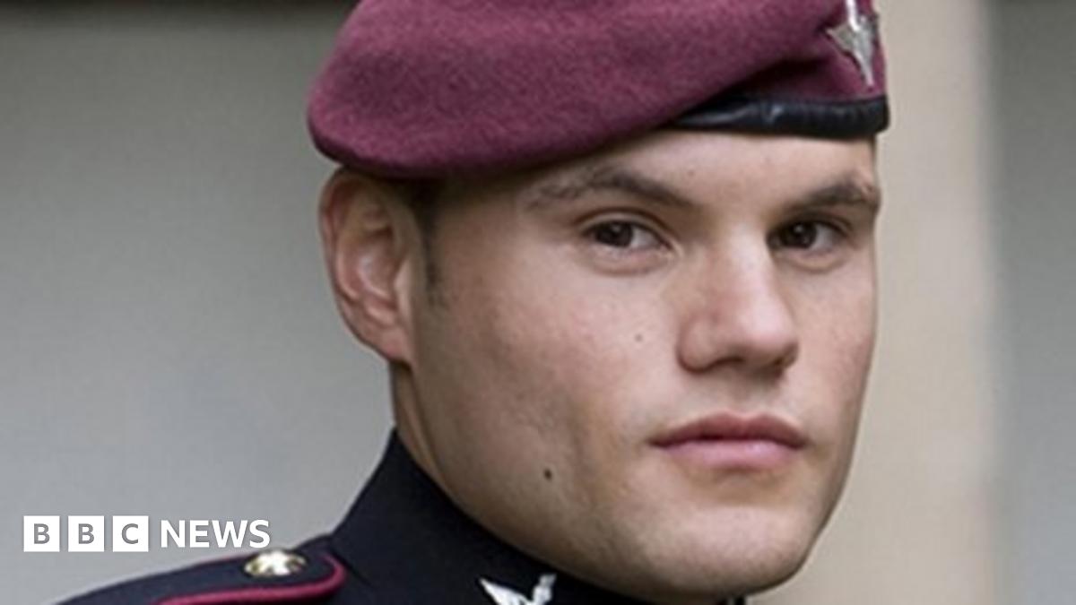 Killed soldier Pte Daniel Prior 'was helping colleague' - BBC News
