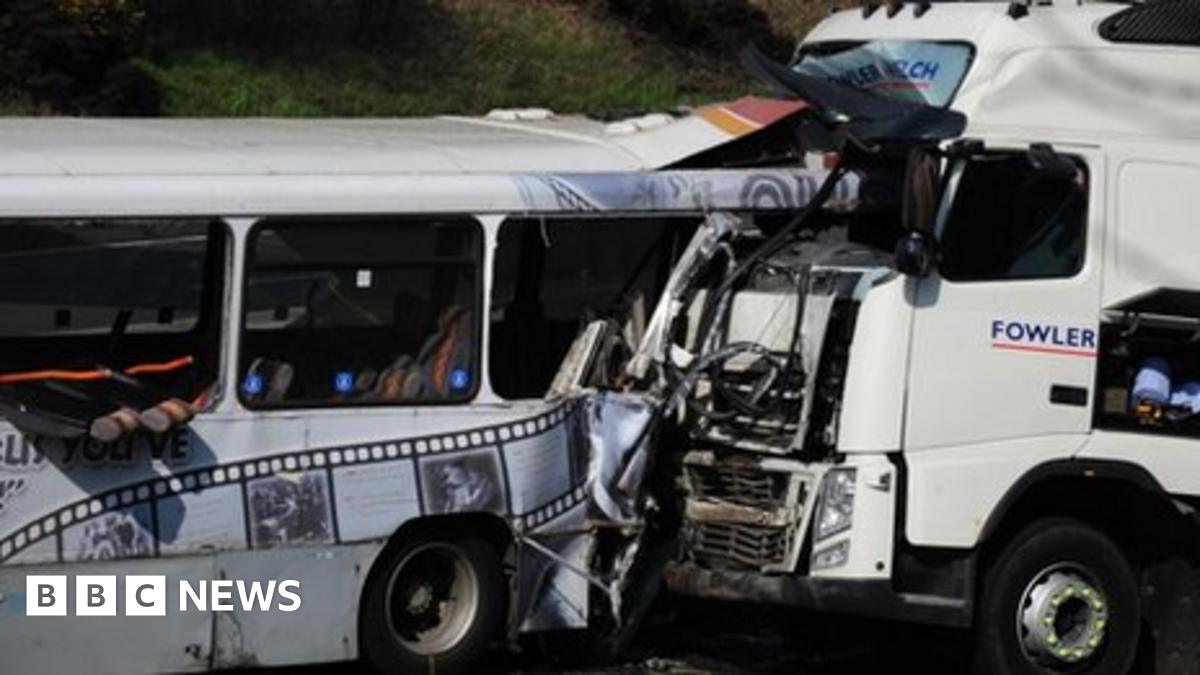 M5 coach crash: Lorry driver dies in hospital - BBC News