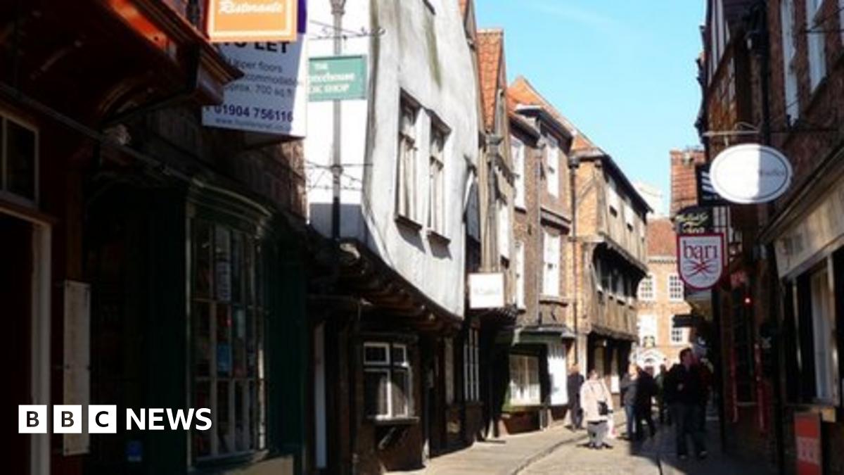 Procession honours York martyr Margaret Clitherow - BBC News