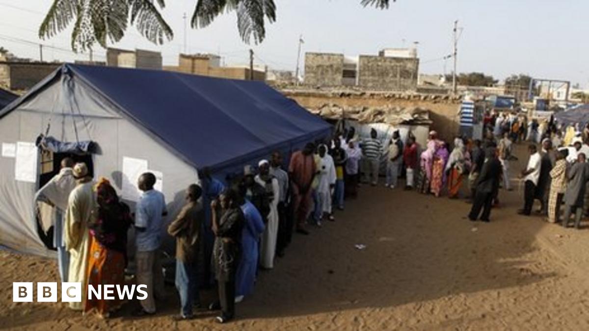 Senegal votes in presidential election run-off - BBC News