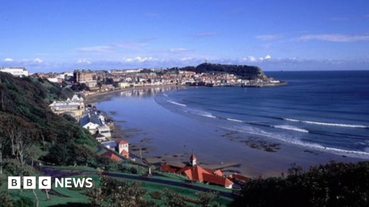 Group carries out clean-up of Scarborough's South Bay - BBC News