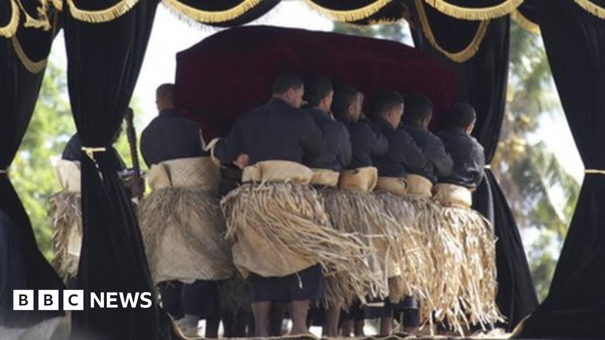 Crowds mourn king at traditional funeral - BBC News