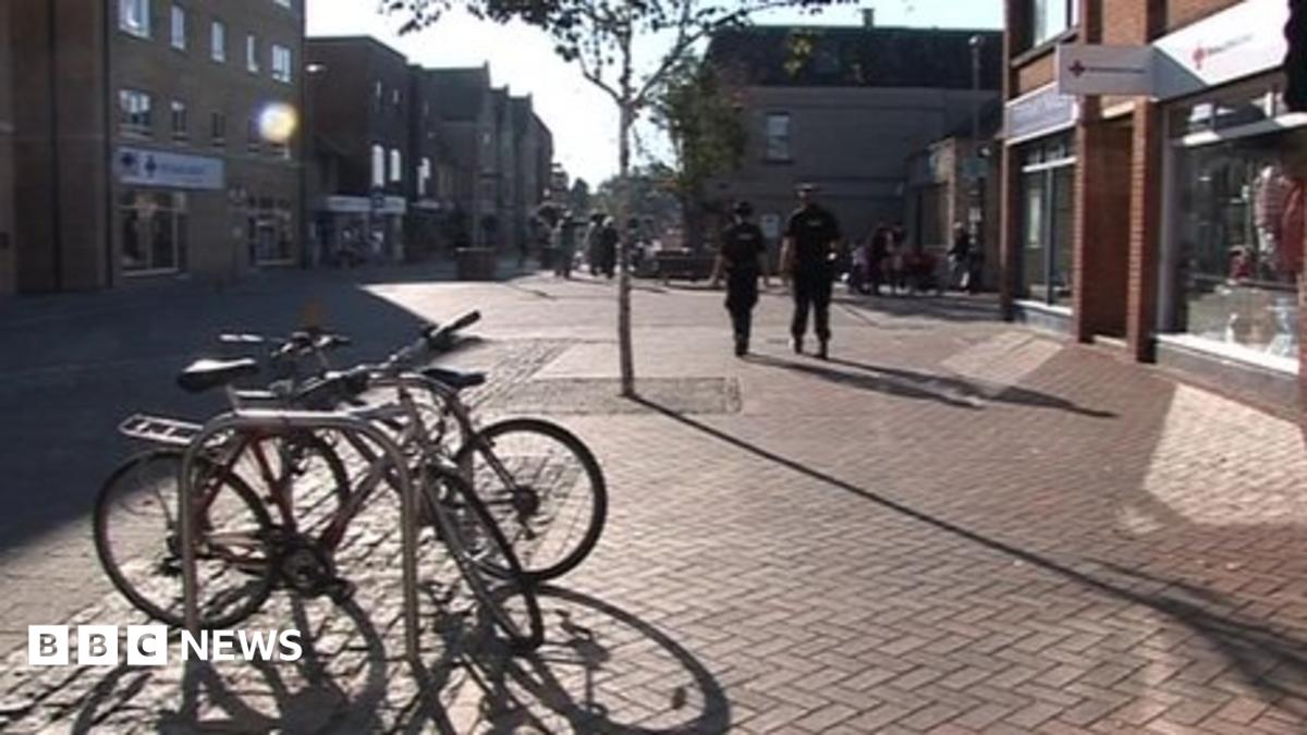 Traffic banned on Kidlington High Street - BBC News