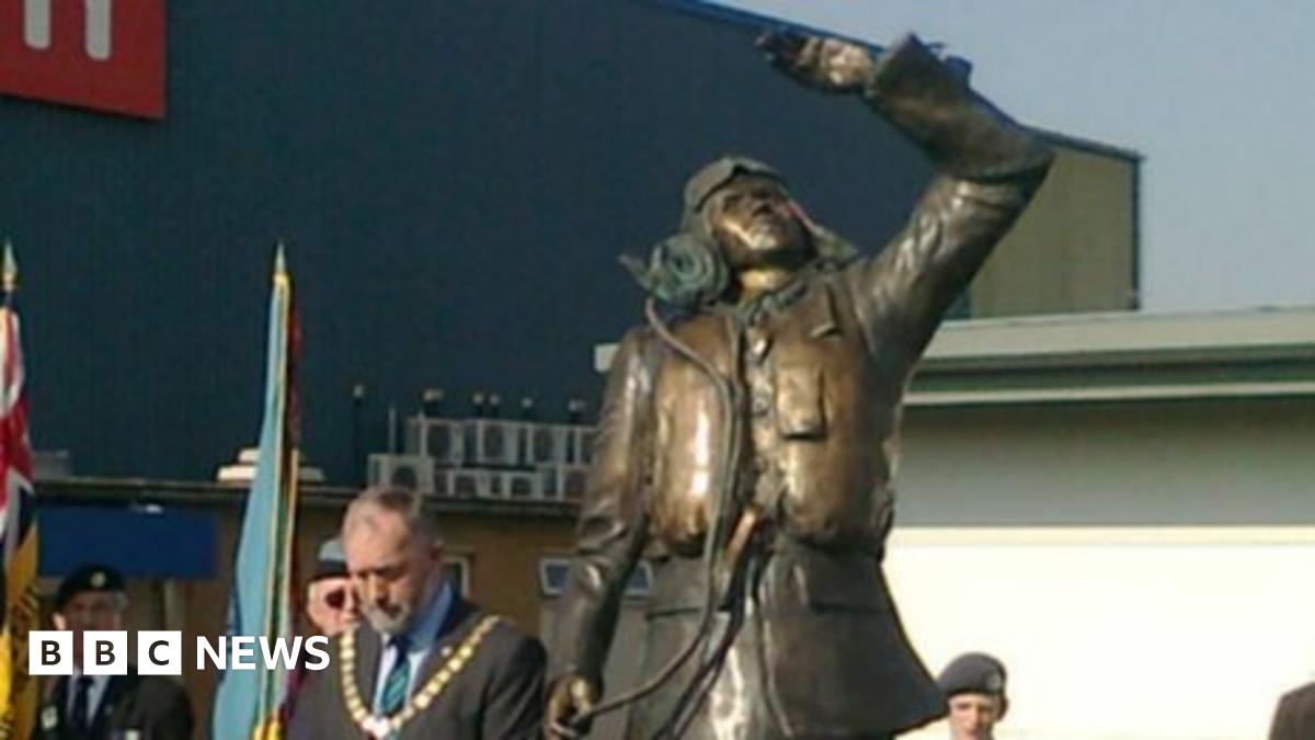 RAF Exeter WWII fighter pilots' memorial unveiled - BBC News