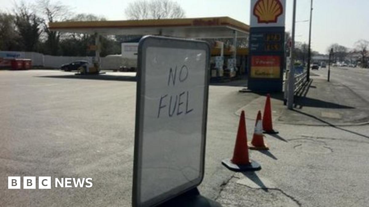 Fuel strike threat: Ministers' 'top up' advice criticised - BBC News