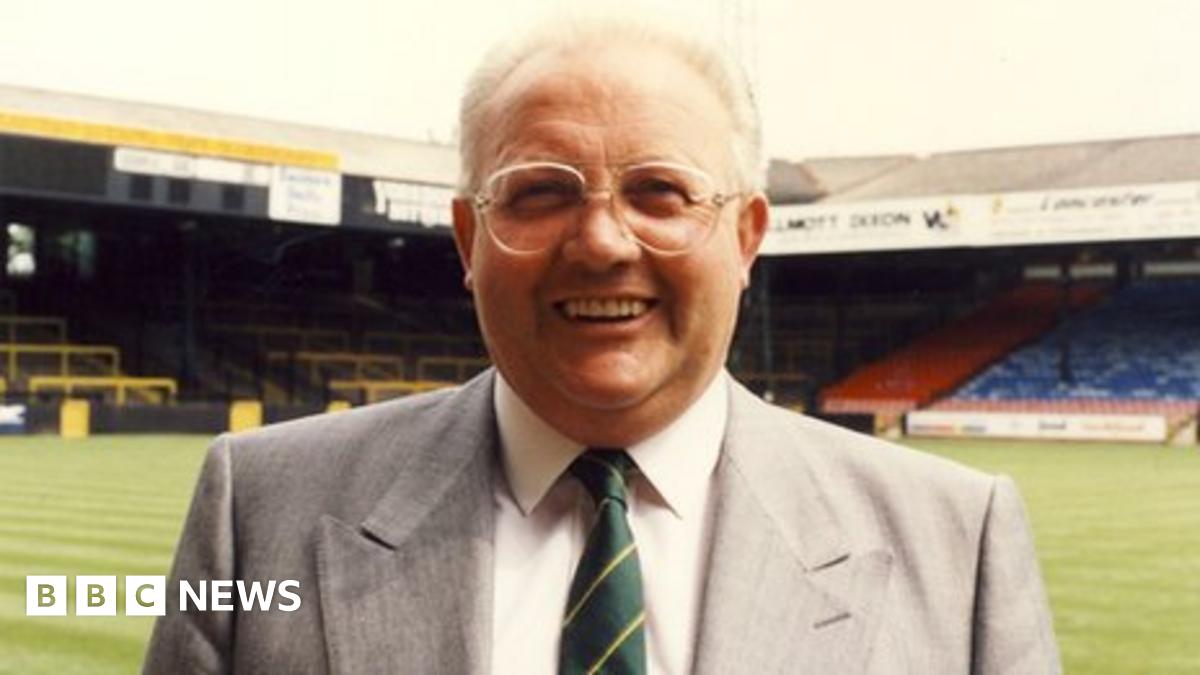 Jimmy Jones, former Norwich City director, dies aged 73 - BBC News