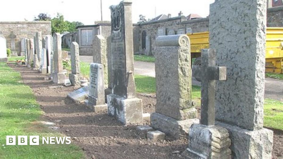 Offenders help rebuild Liberton Brae Cemetery in Edinburgh - BBC News