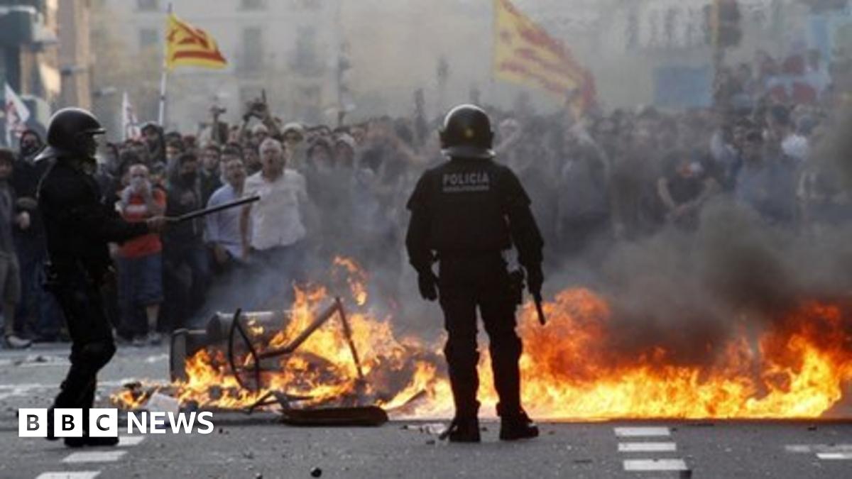 Spanish general strike protesters clash with police - BBC News