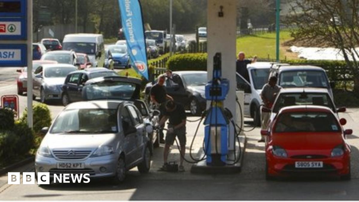 Fuel strike over Easter ruled out by union - BBC News