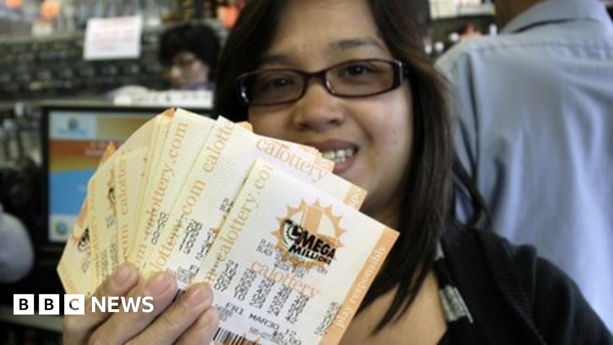 Numbers drawn for record $640m Mega Millions prize - BBC News
