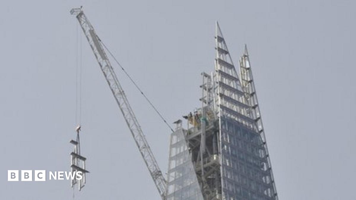 Shard's spire now in place on Europe's tallest building - BBC News