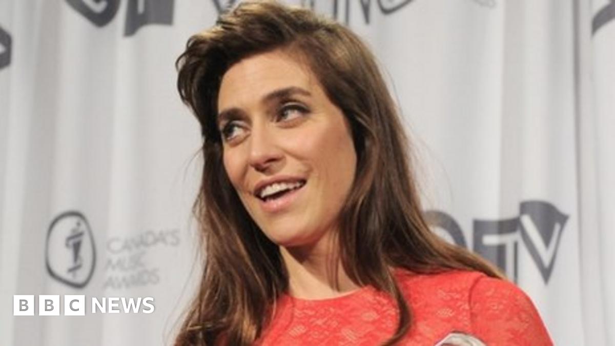 Singer Feist takes home Juno threesome - BBC News