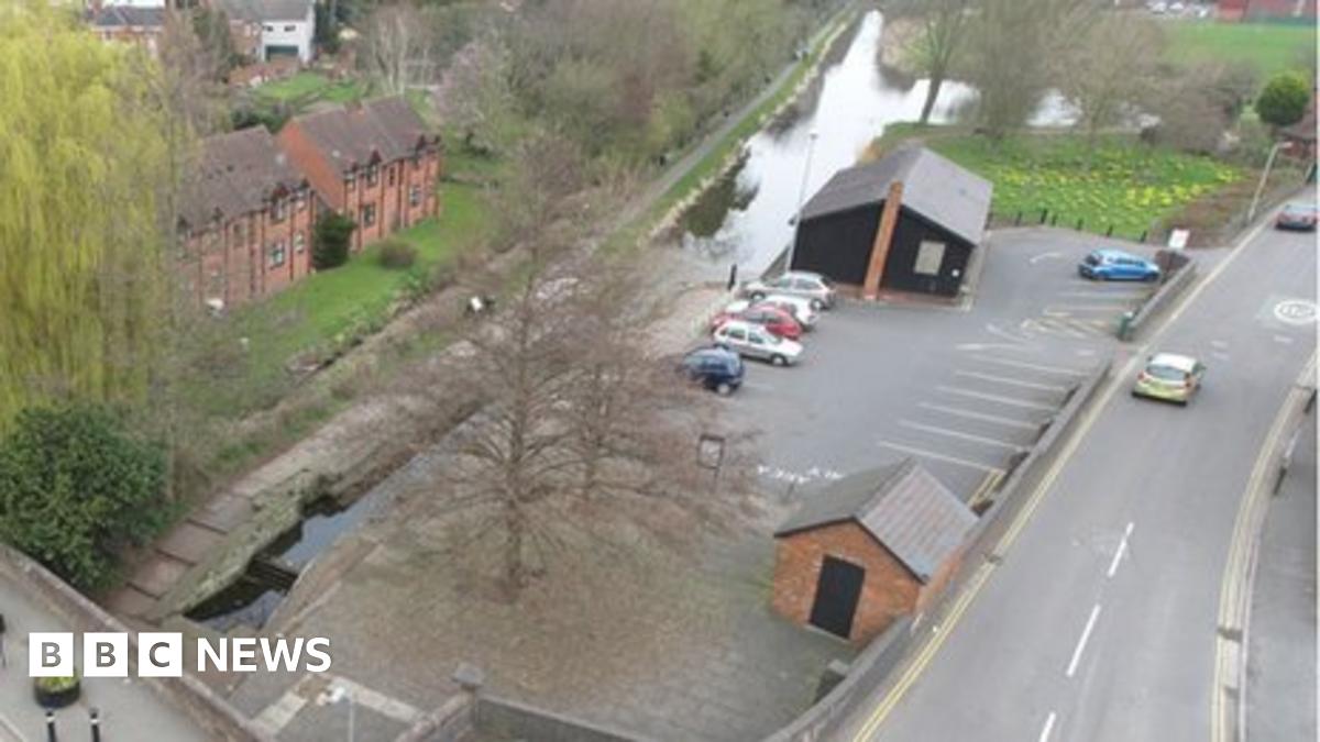 Newport Town Lock gets a £40,000 facelift - BBC News