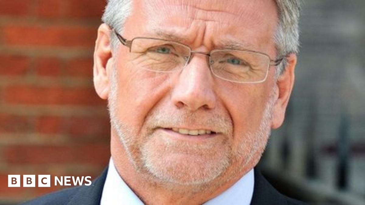 Neil Wallis denies forcing contacts to provide favours - BBC News
