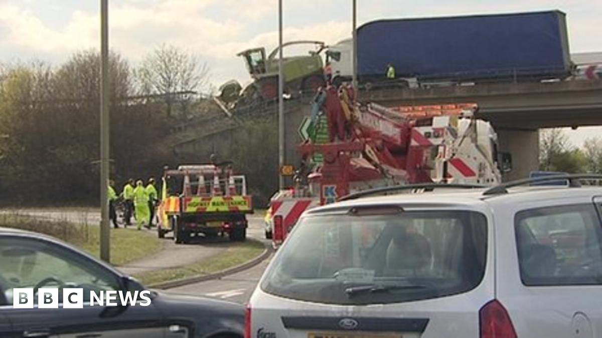 Road opens after farming vehicle crash on Oxfordshire bridge - BBC News