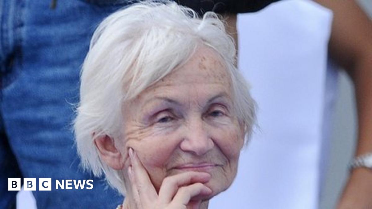 Honecker widow Margot defends communist East Germany - BBC News