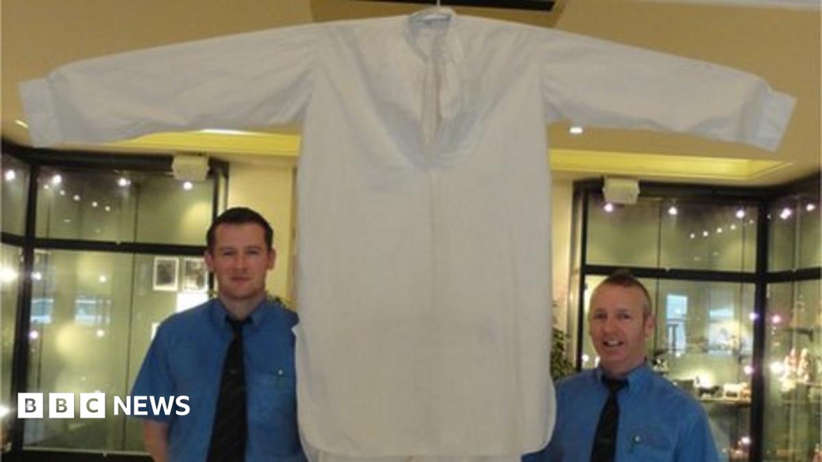 'English Giant' Frederick Kempster's underwear sells for £550 - BBC News