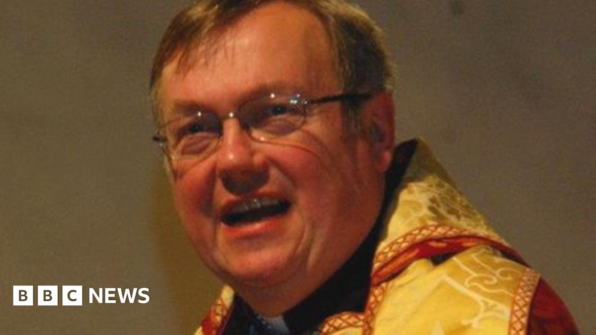 Church of England dumbing down: Rector Anthony Swindell - BBC News