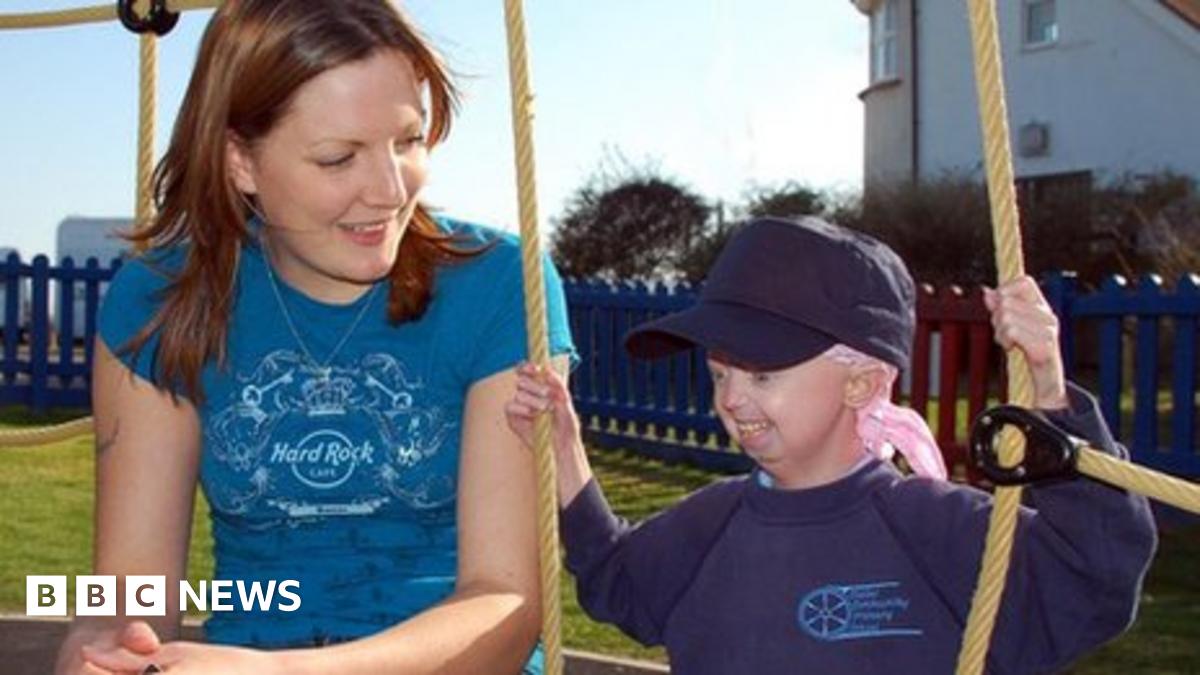 Hayley Okines sister half way to 10 marathon target - BBC News