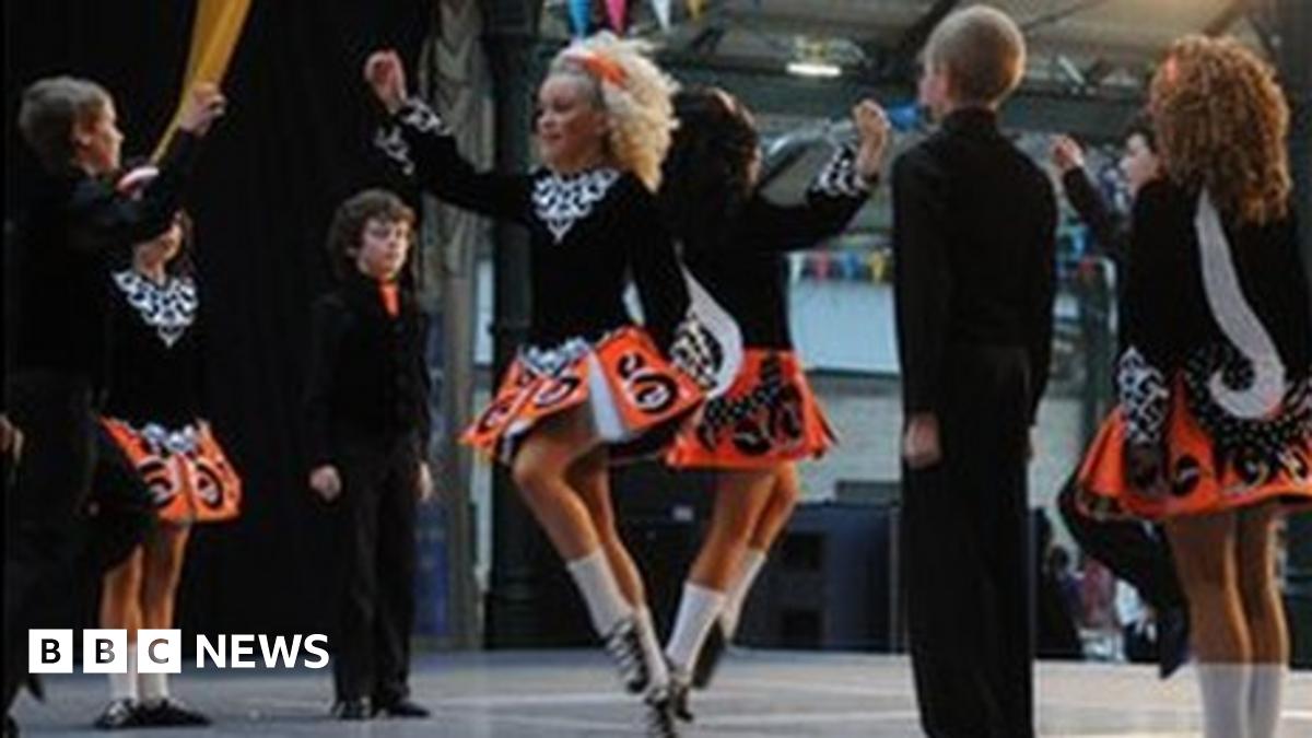 Thousands of Irish dancers invade Belfast - BBC News
