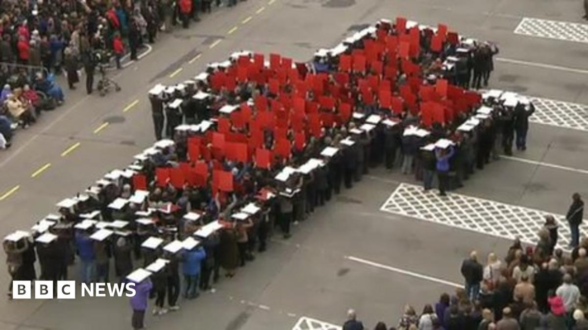 Live Preston Passion tells story of Christ's crucifixion - BBC News