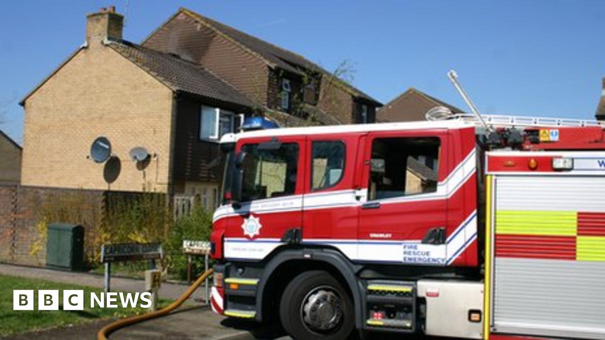 Crews tackle large fire at Crawley flat block - BBC News
