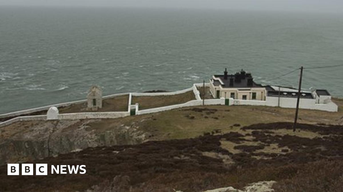 Philippa Jacobs opens North Stack studio over Easter weekend - BBC News