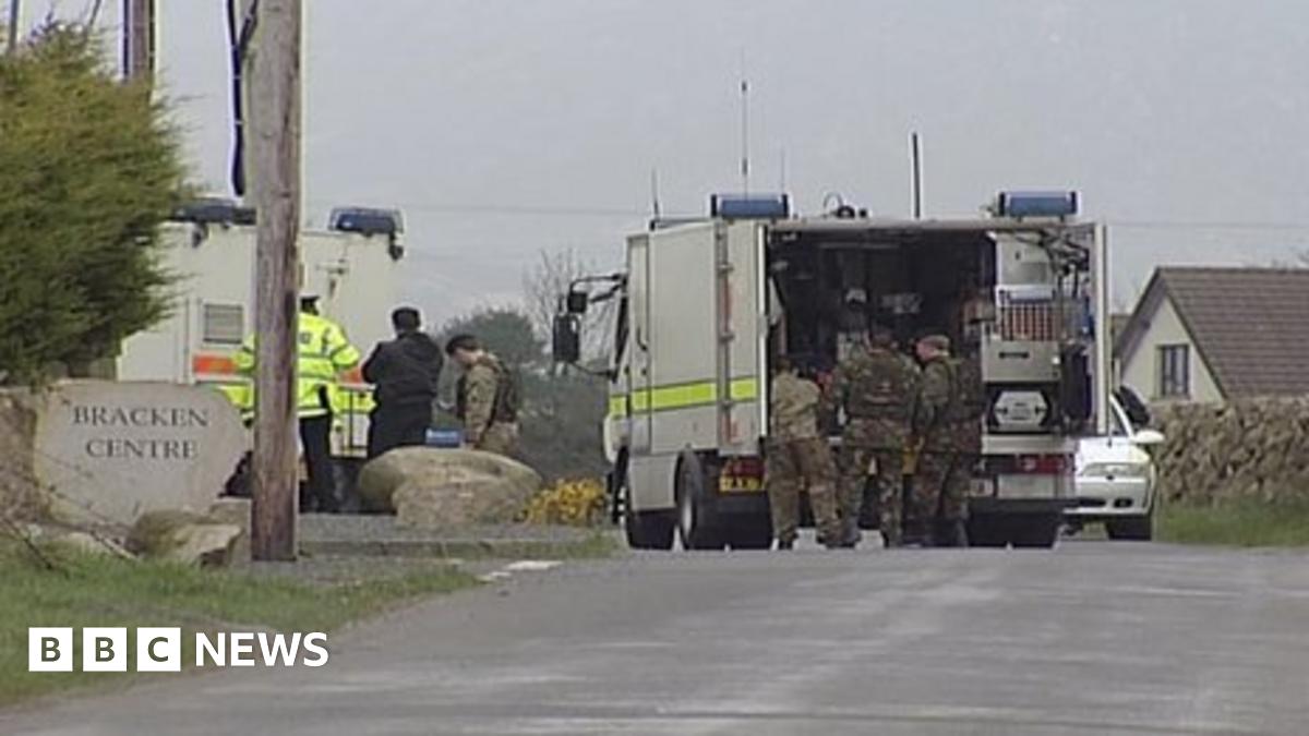 Police defend delay in response to Newry car bomb alert - BBC News