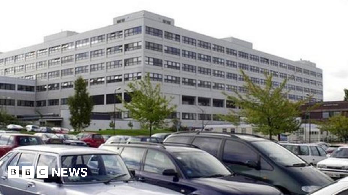 Kidlington crash passenger dies in hospital - BBC News