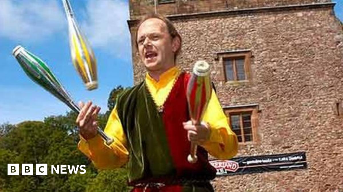 Muncaster Castle seeks 'funny and fearless' female fool - BBC News
