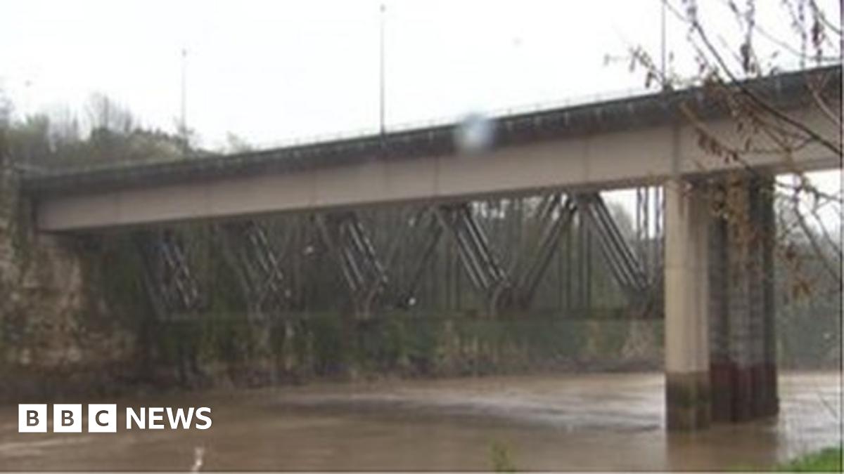 River Wye searched after man jumps from A48 bridge - BBC News