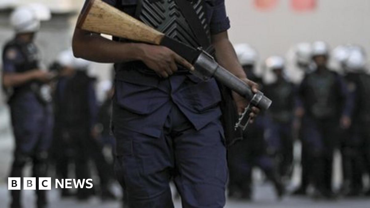 Bahrain police injured in bomb attack - BBC News