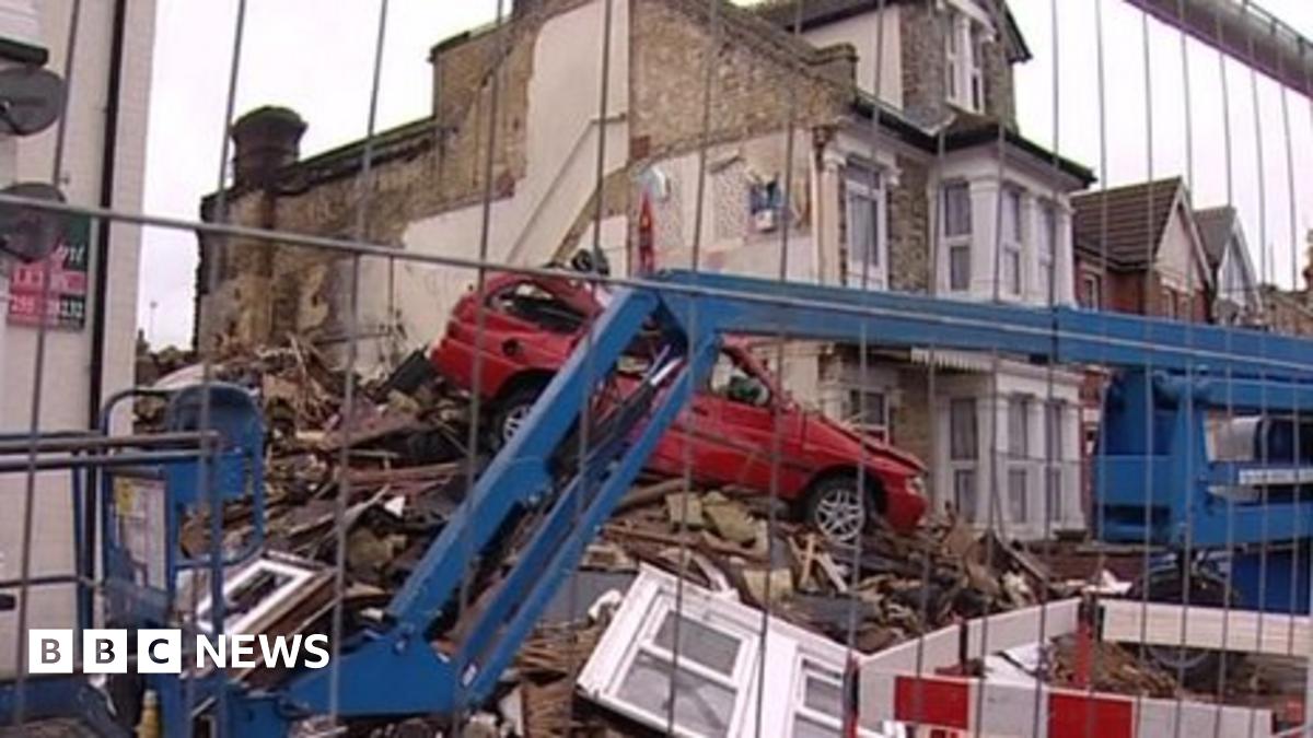 Clacton house collapse: Injured woman dies - BBC News