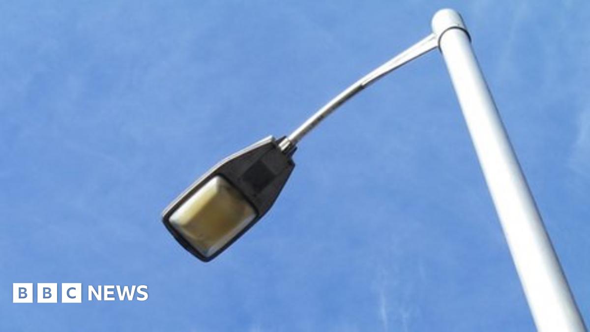 Automatic Exeter street light switch-off plan approved - BBC News