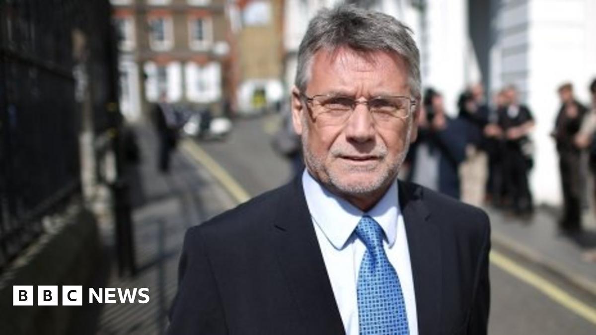 IPCC criticises Met Police over Neil Wallis role - BBC News