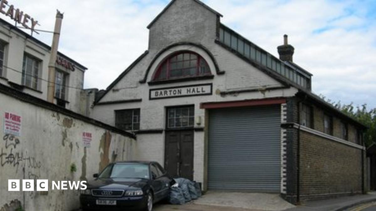 Disused Barton Hall gutted in Strood fire - BBC News