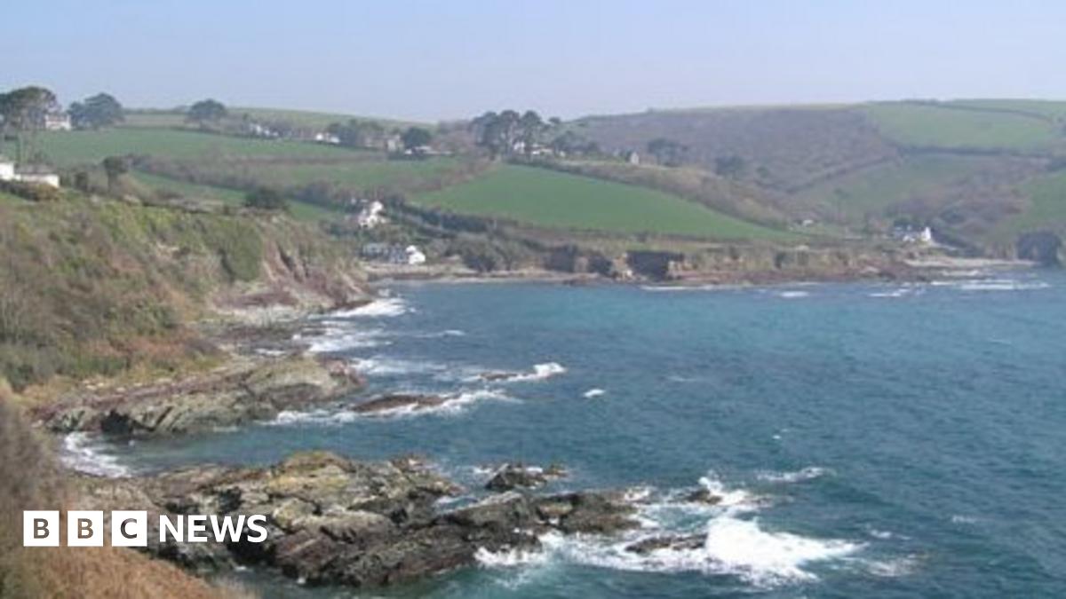 Talland Bay cliff fall man rescued by RMB Chivenor helicopter - BBC News