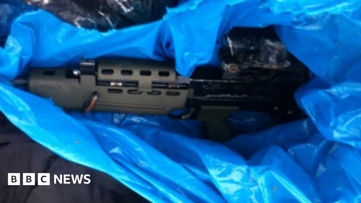 'Significant' weapons cache found in Bearsden - BBC News