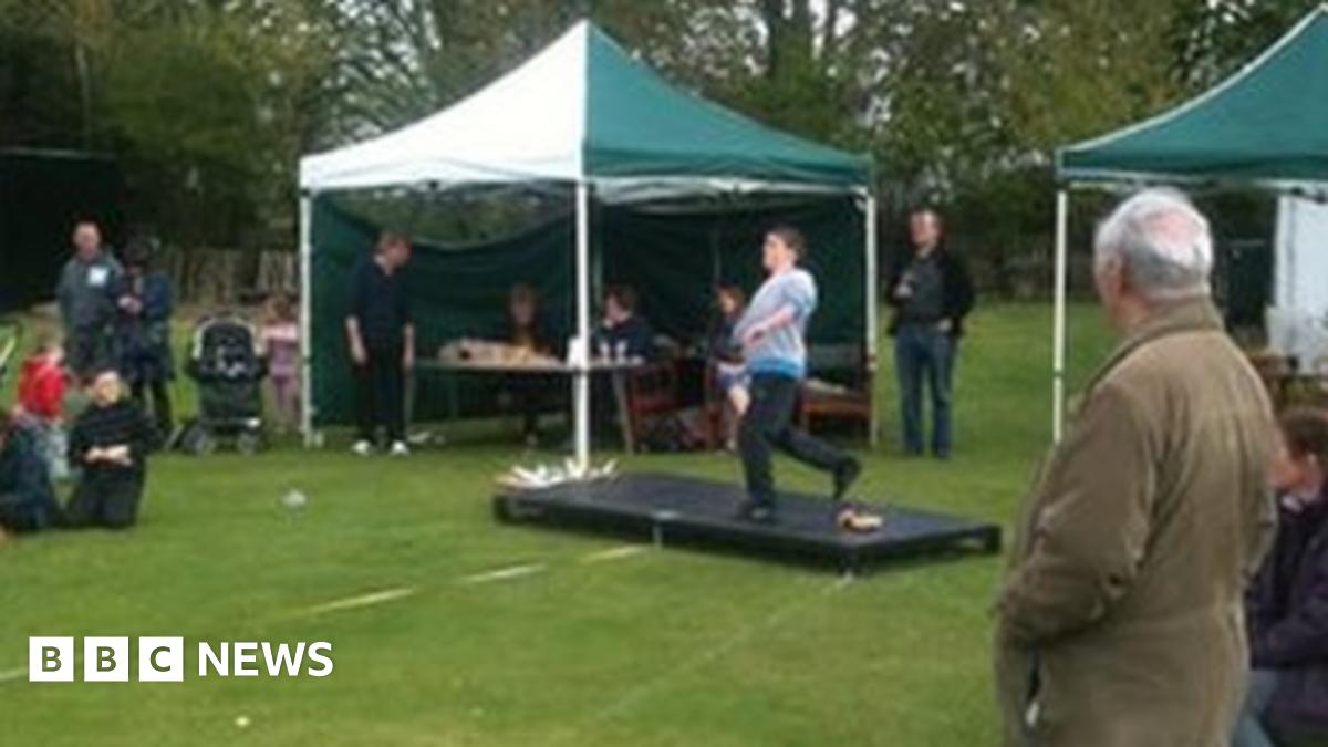 Abingdon's Bun Throwing Championships - BBC News