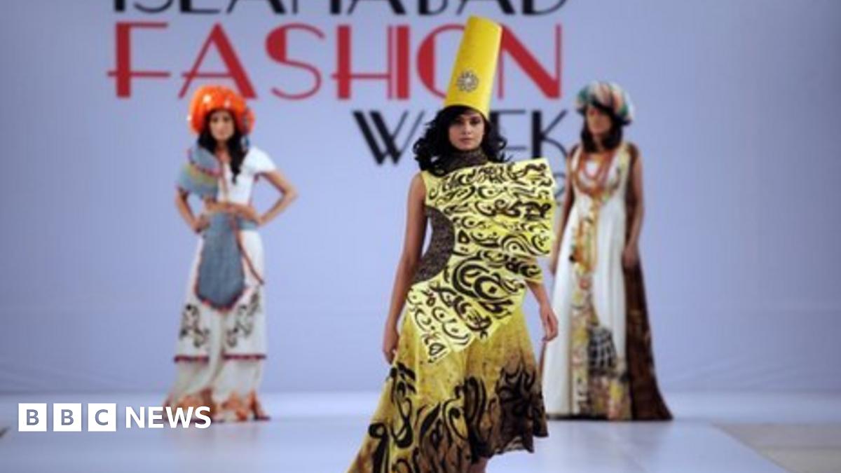 Models have fun as Pakistan fashion grows up - BBC News